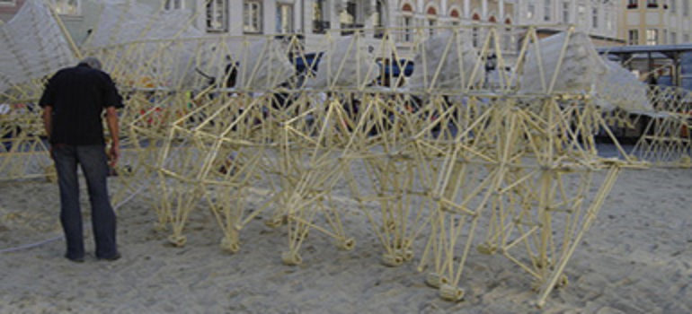 800px-Jansen-Strandbeest, 2013 http://commons.wikimedia.org/wiki/File ...