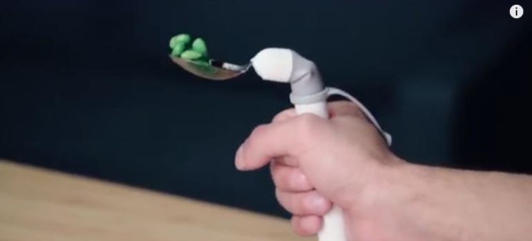 Screenshot_Introducing Liftware Level auf YouTube, veröffentlicht am 01 ...